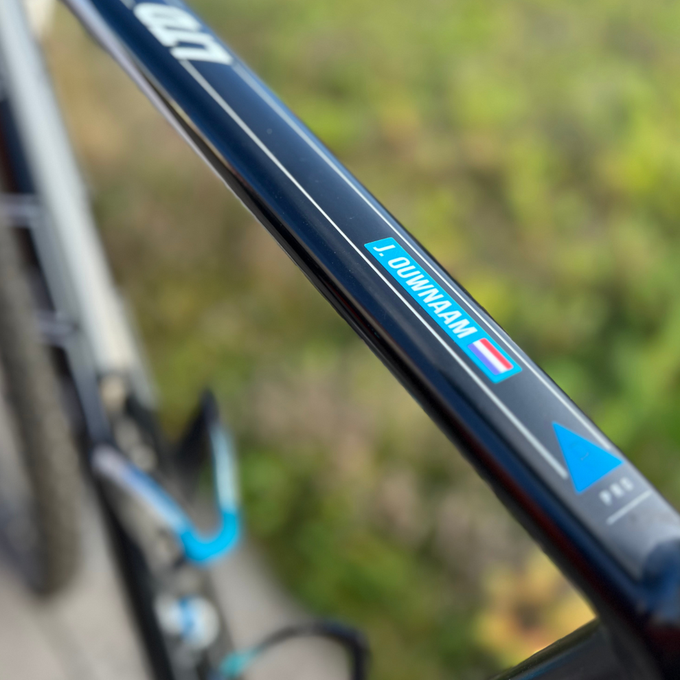 Fiets sticker met naam en vlag | Keuze uit diverse vlaggen! – socialsticker